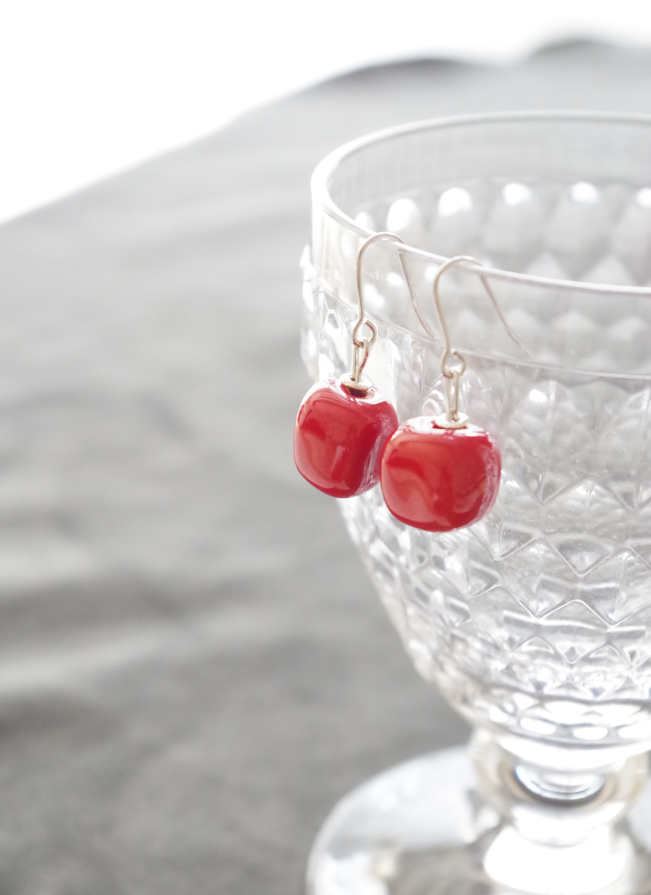 ミニ・スクエアピアス（レッド） – Chuui（チューイ）