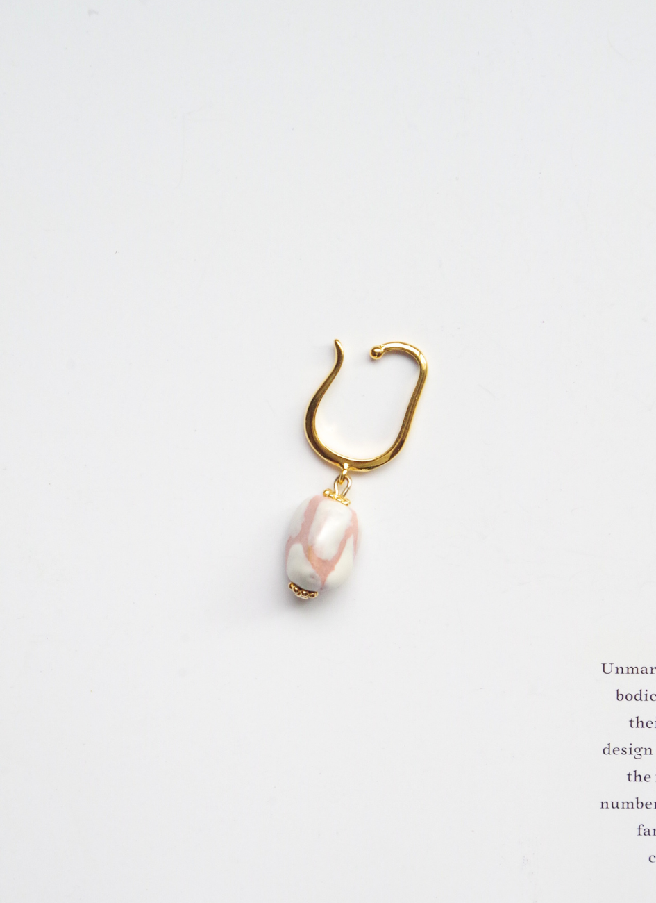 イヤーカフ（キリン柄・マットホワイト×ライトピンク) – Chuui（チューイ）