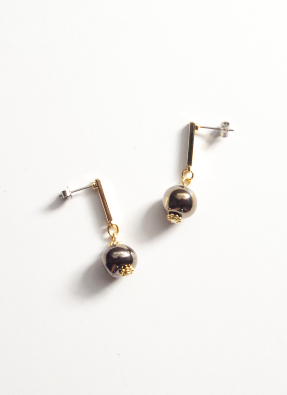 ラウンドビーズ・スティックピアス（アンティークゴールド） – Chuui（チューイ）